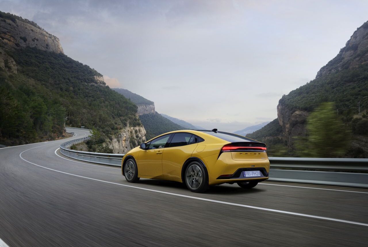 Vylepšená Toyota Prius modelového roku 2025 je hospodárnější a ...